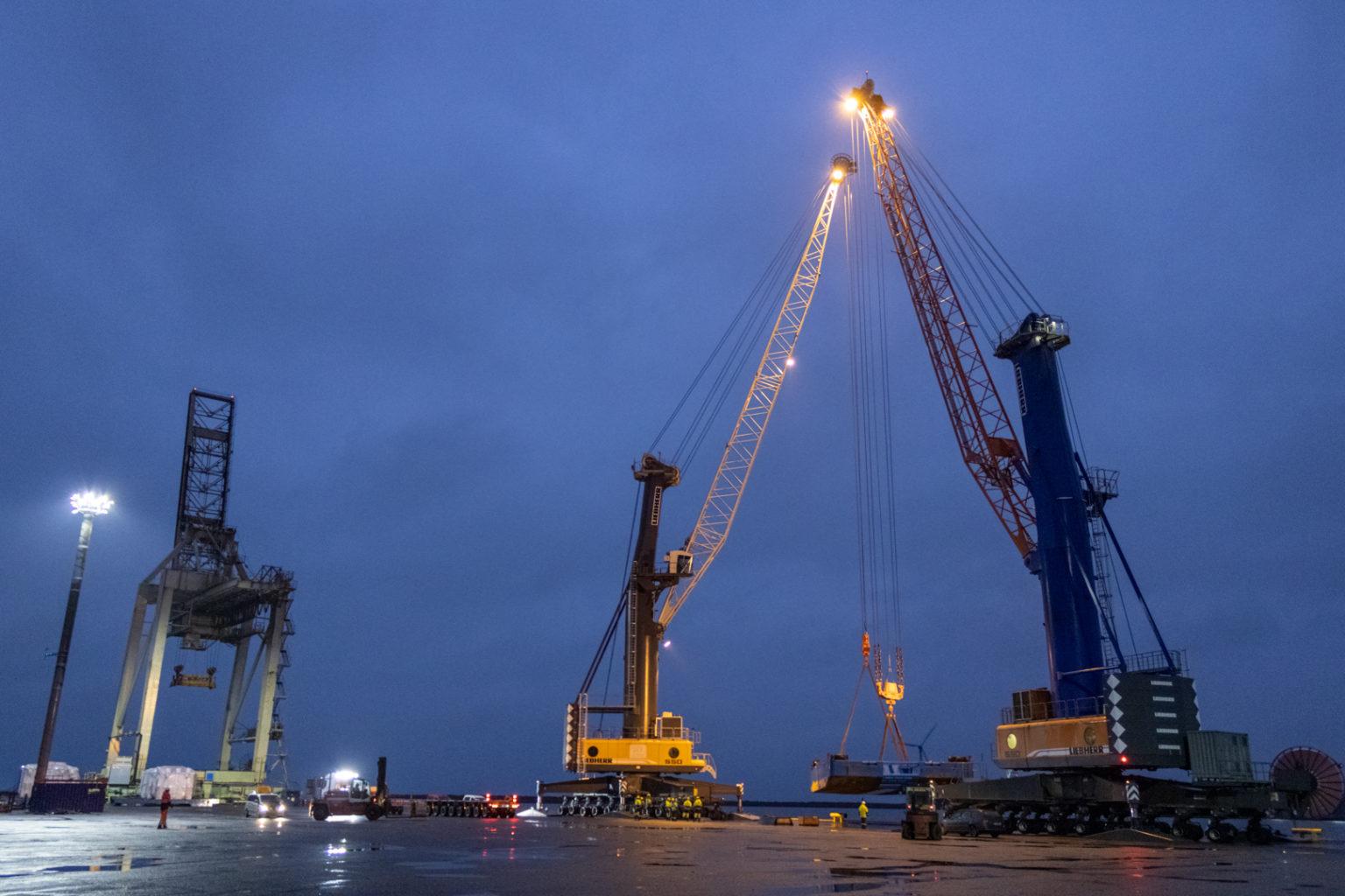 Liebherr LHM 550 tandem-nosto | Port of Pori